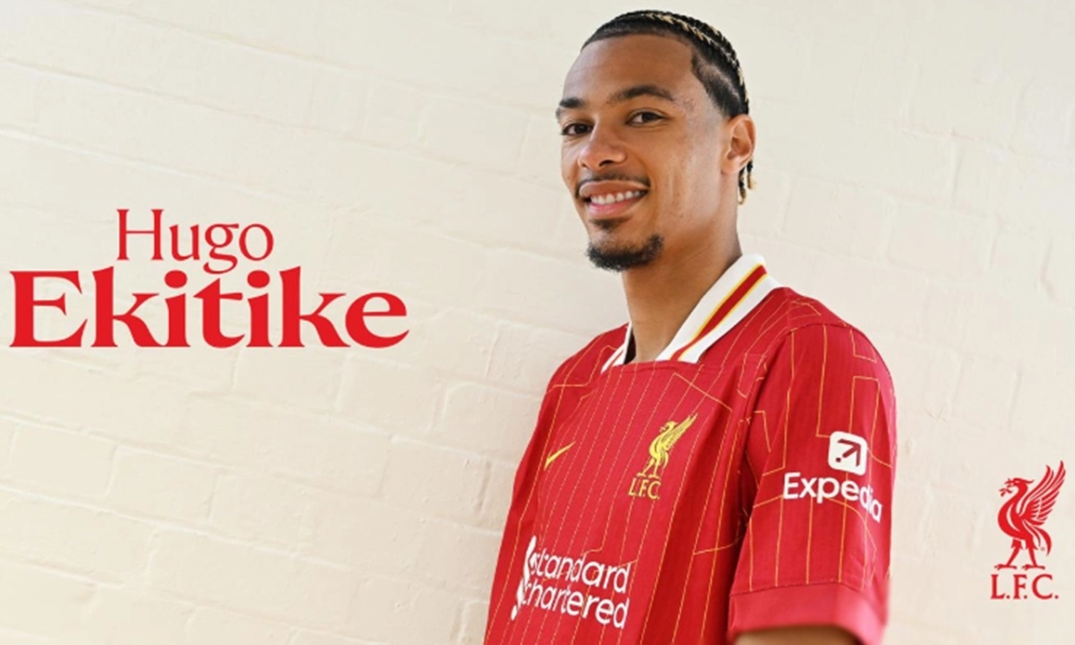 Ekitike assina contrato por seis temporadas e se apresenta ao Liverpool ...